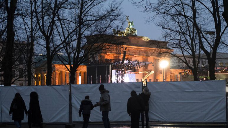Auto crasht ins Brandenburger Tor in Berlin - Fahrer tot | Euronews