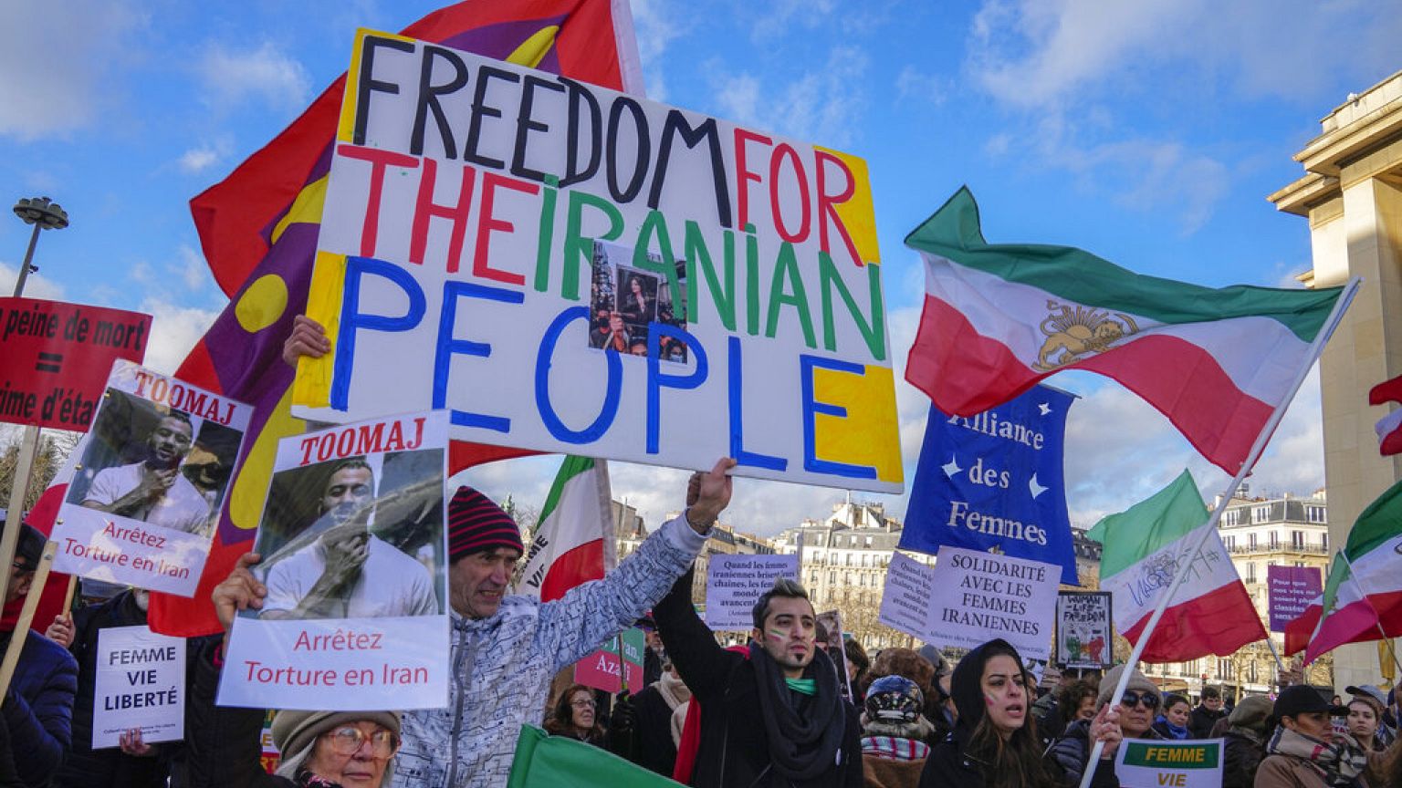 Tout comprendre sur la manifestation des Iraniens devant le parlement ...