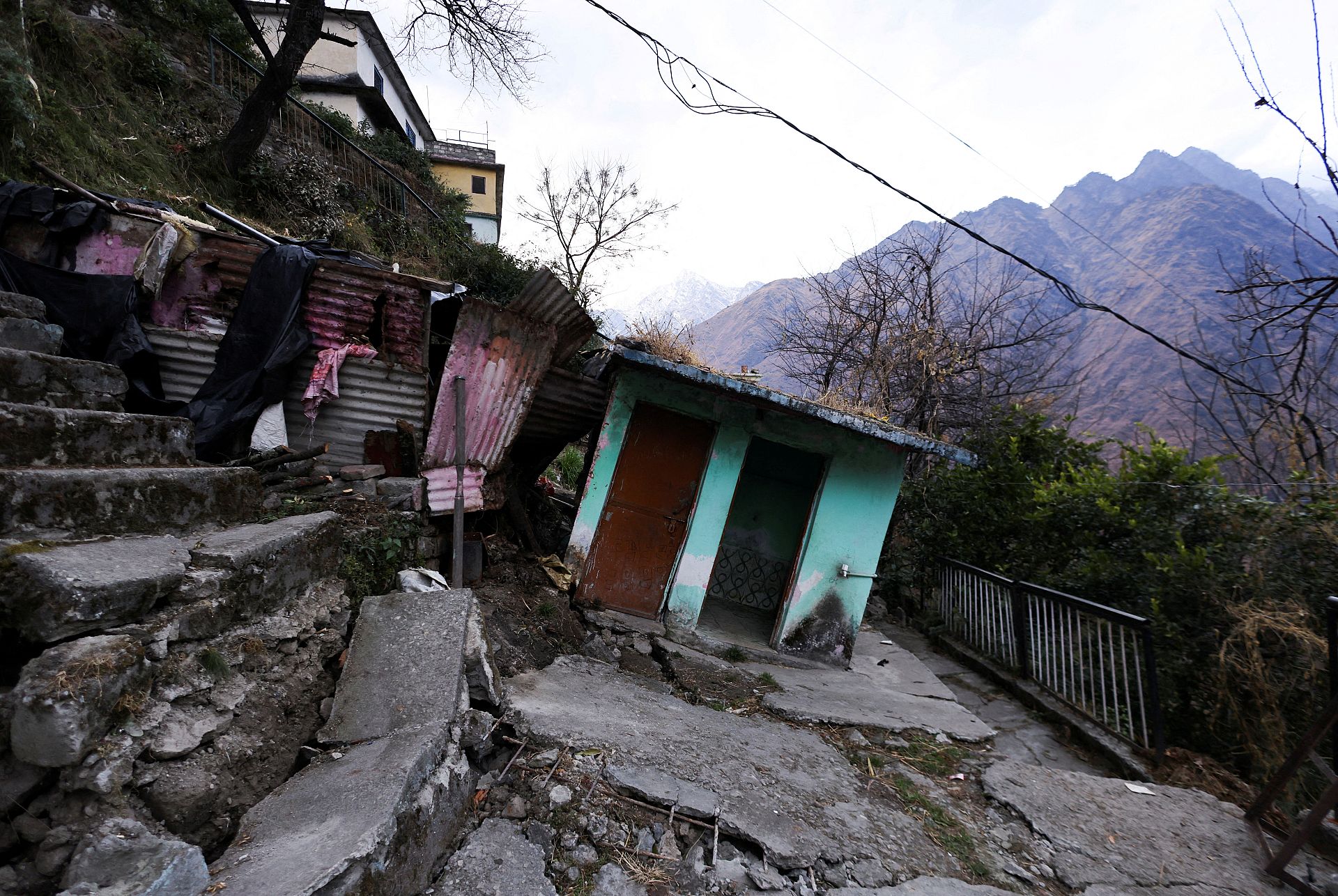 This sinking Himalayan town reveals the dark side of India's hydropower ...