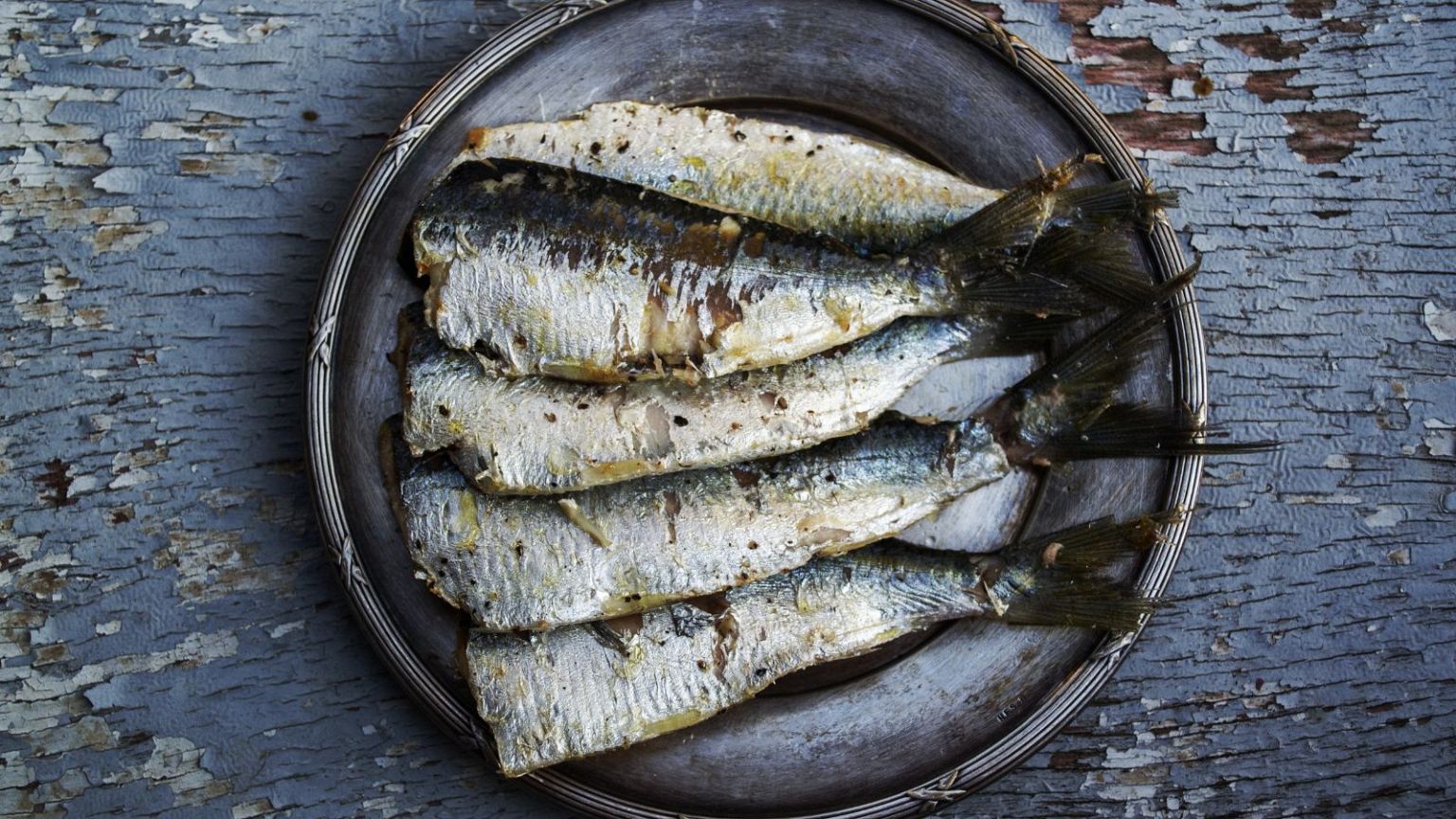 Eating oily fish twice a week might reduce the risk of kidney disease ...