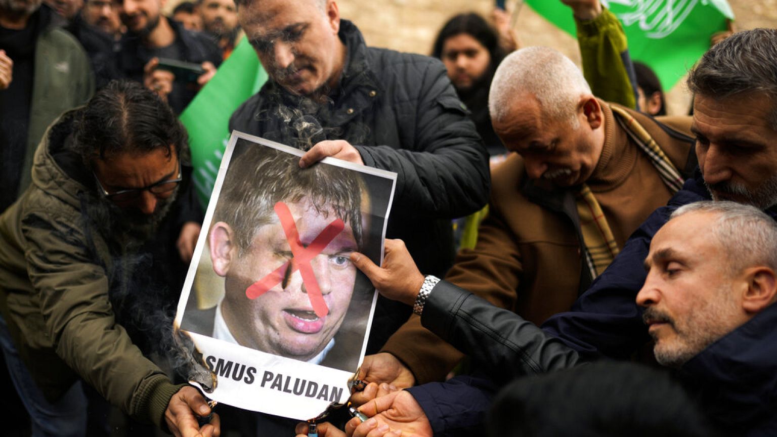 Elégették Rasmus Paludan fotóját egy isztambuli tüntetésen | Euronews