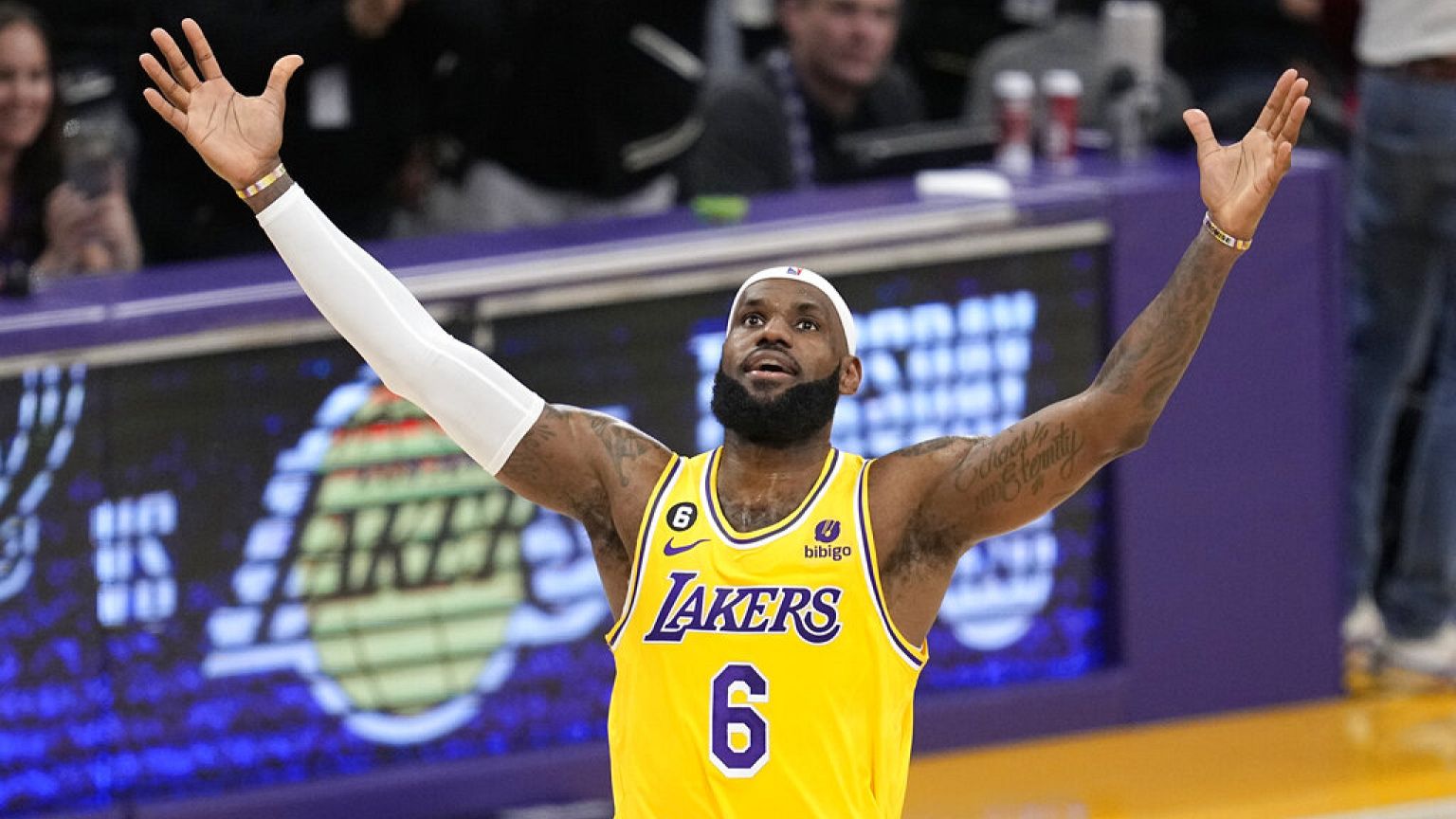 NBA : le "king" LeBron James devient le meilleur marqueur de l'histoire du basketball américain ...
