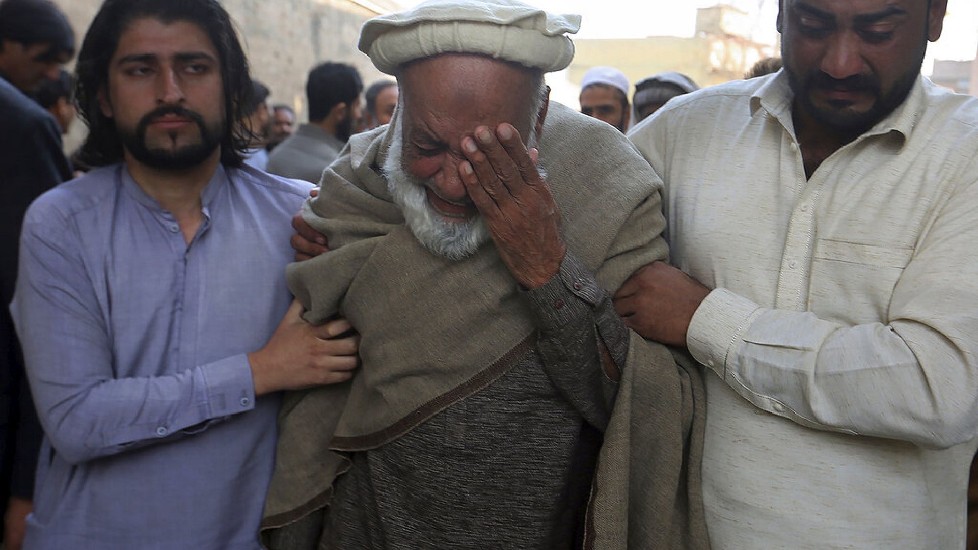 Video. Death toll rises in Peshawar mosque bombing | Euronews