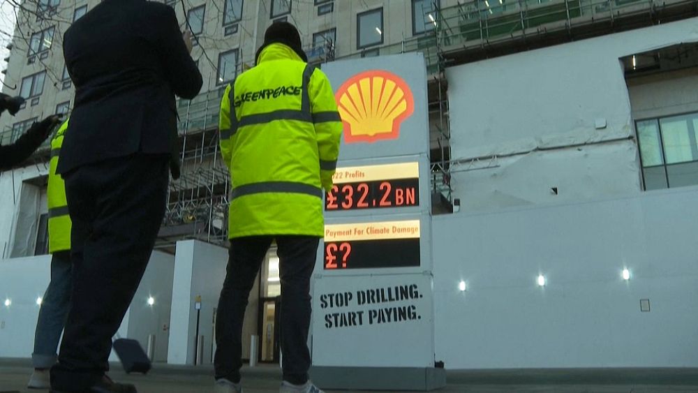 VIDÉO : Greenpeace manifeste devant le siège social de Shell à Londres ...