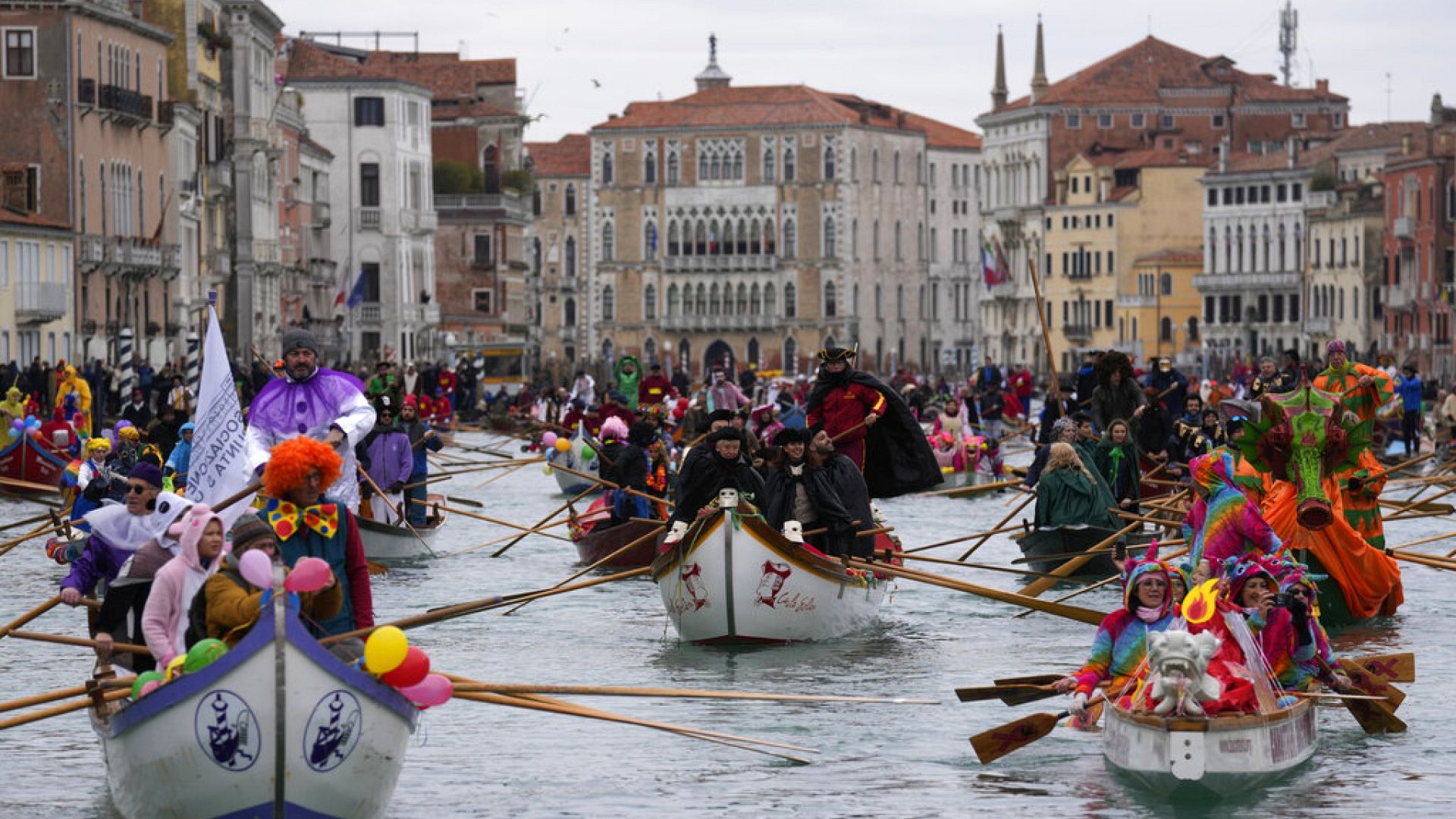 Video. People from around the world gather in Venice for carnival ...
