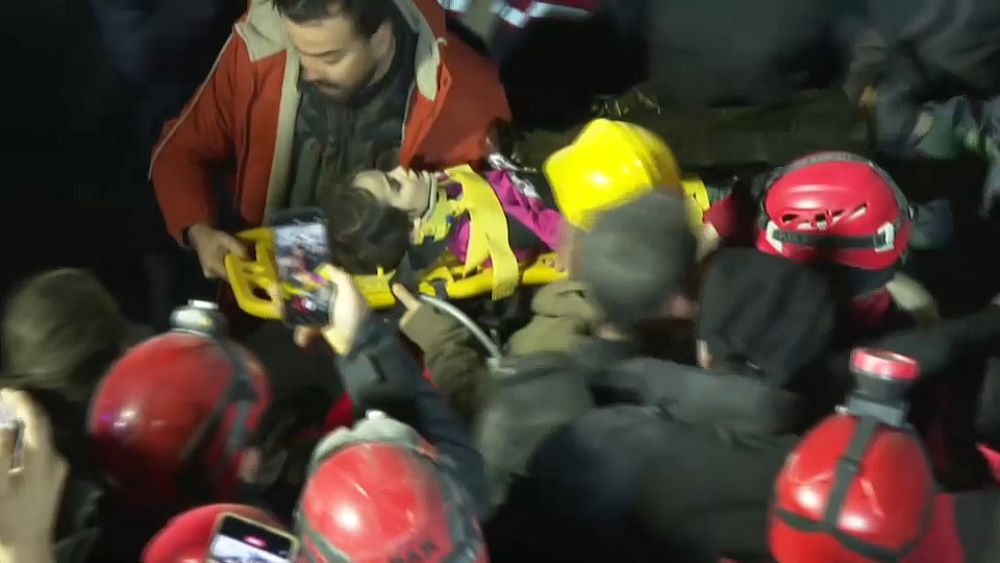 Nach 90 Stunden: Mehrere Menschen werden lebend aus Trümmern geborgen ... Nach 90 Stunden: Mehrere Menschen werden lebend aus Trümmern geborgen ...