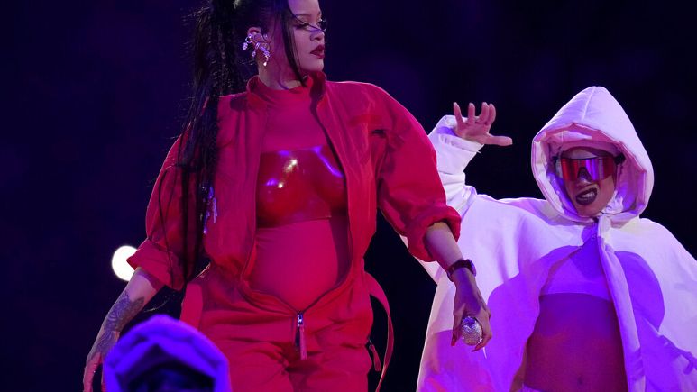 Baby-News zur Halbzeit: Rihannas fulminante Show beim Super Bowl | Euronews