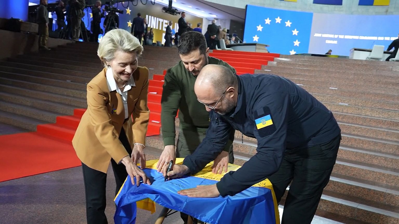 Aide humanitaire, financière et militaire : l'UE plus que jamais aux ...