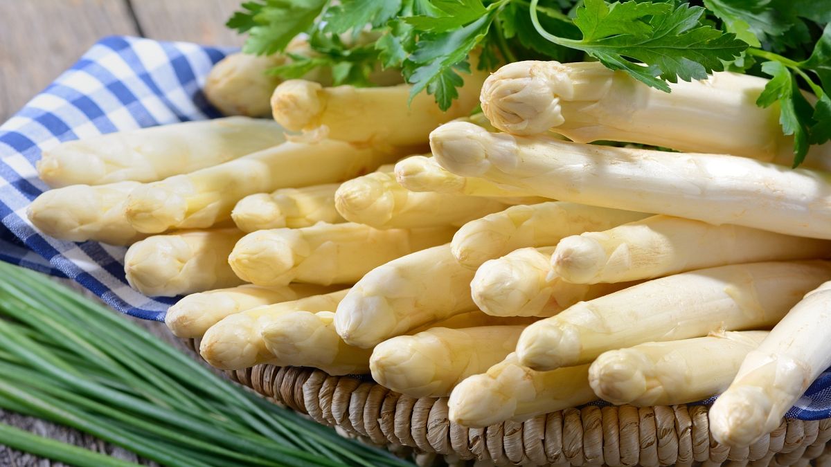 Asparagus! Why it's Germany's favourite vegetable and how to cook it ...