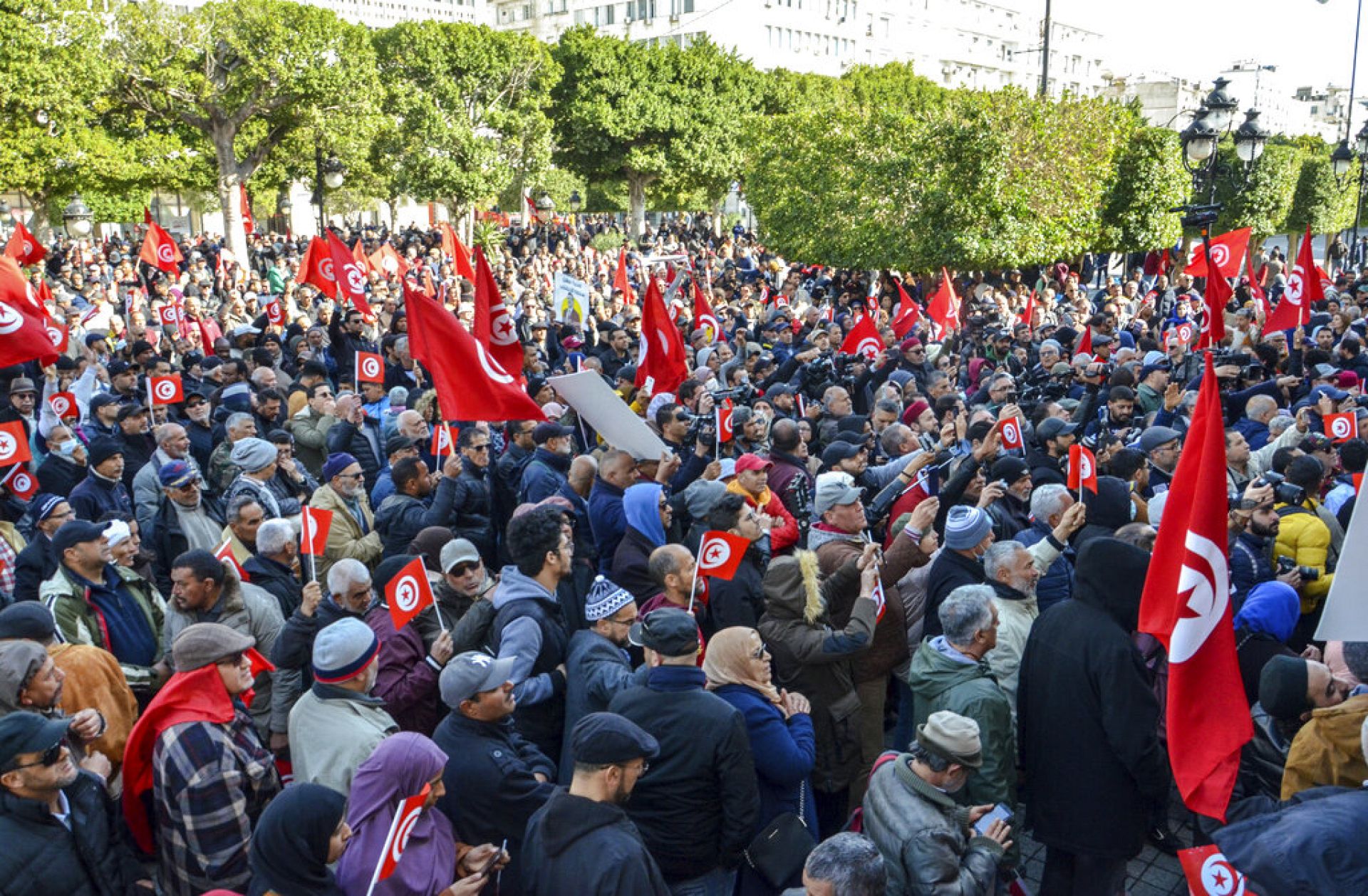 Tunisi, domenica di proteste: l'opposizione manifesta contro il ...