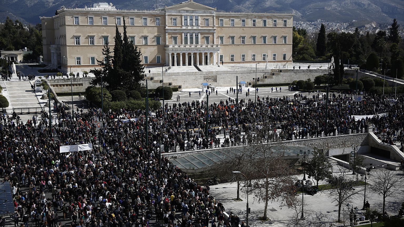 ΕΛ.ΑΣ: Πάνω από 40.000 άτομα συμμετείχαν στην πορεία στο Σύνταγμα ...