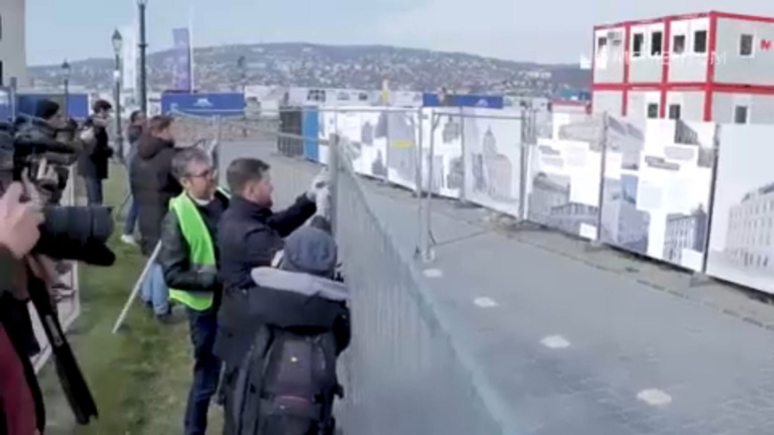 Kordont bontott a Momentum a Budai Várban | Euronews