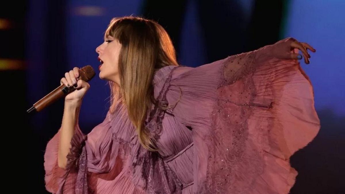 Taylor Swift starts her epic Eras Tour in style with her first concert ...