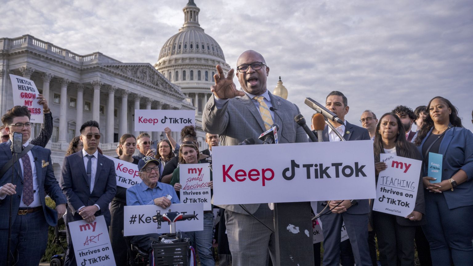 Διαμαρτυρία Αμερικανών TikTokers για την πιθανή αναστολή λειτουργίας ...