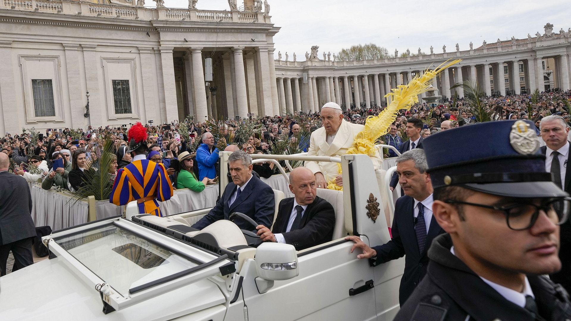 Video. Pope Francis defends the "marginalised" at Palm Sunday mass ...