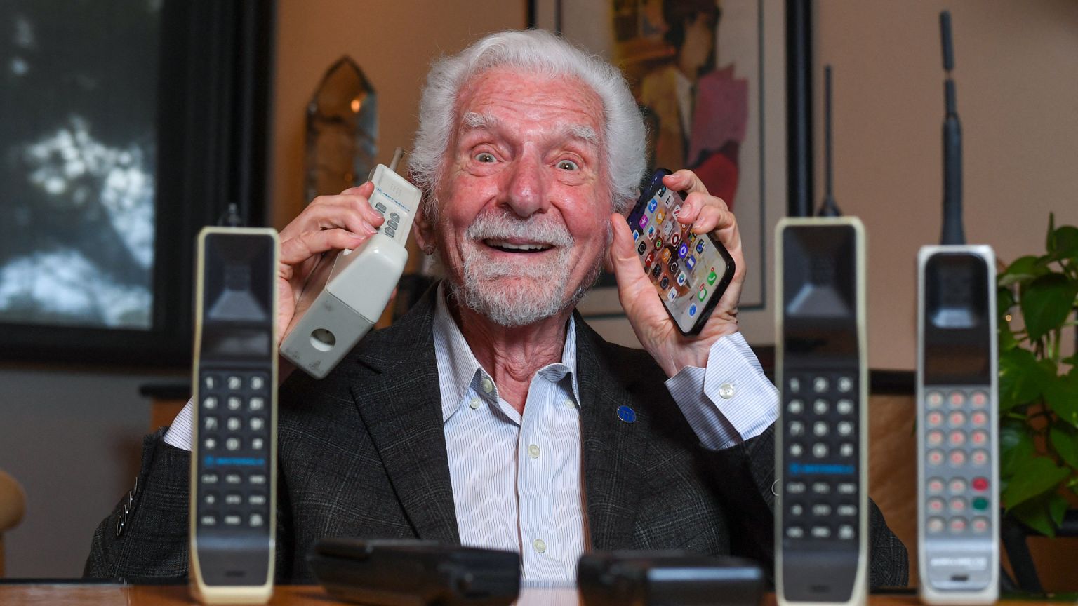 İlk cep telefonu aramasının üstünden 50 yıl geçti: 'İnsanlığın en büyük ...