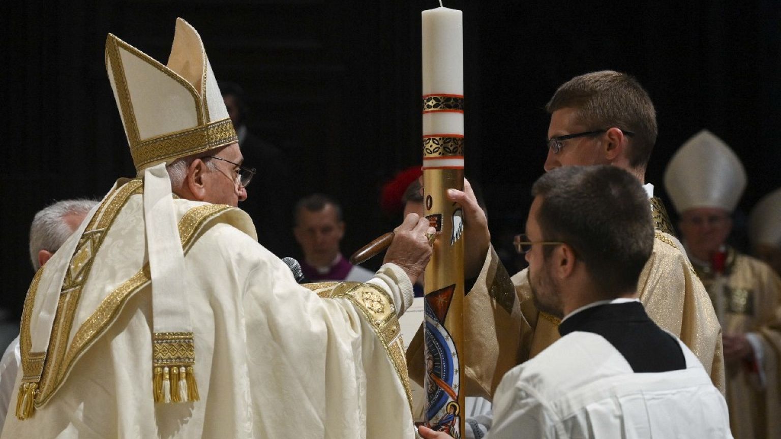 Veillée pascale pour le pape avant la traditionnelle bénédiction "Urbi ...