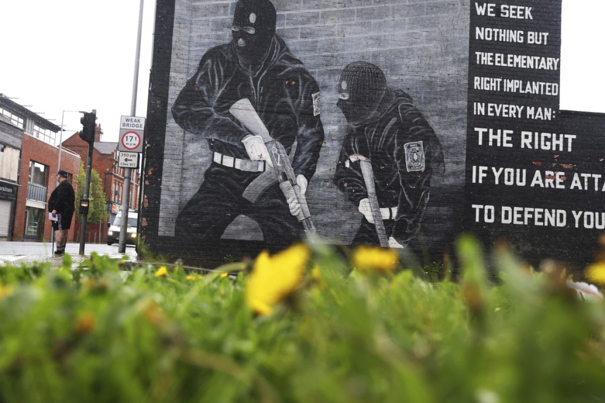 Despite 25 years of peace, these walls still divide Northern Ireland ...