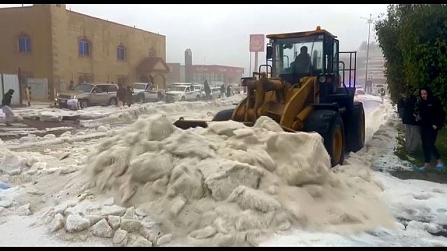 Video. Saudi Arabia: Unprecedented hailstorm blocks roads in Al-Baha ...