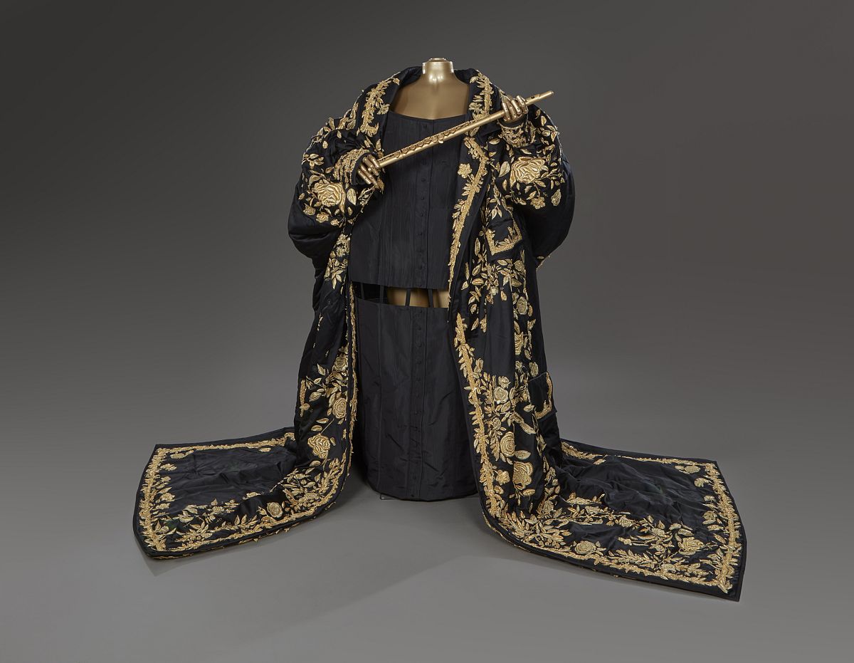 'Crown to Couture': New exhibition puts event dressing through the ages ...