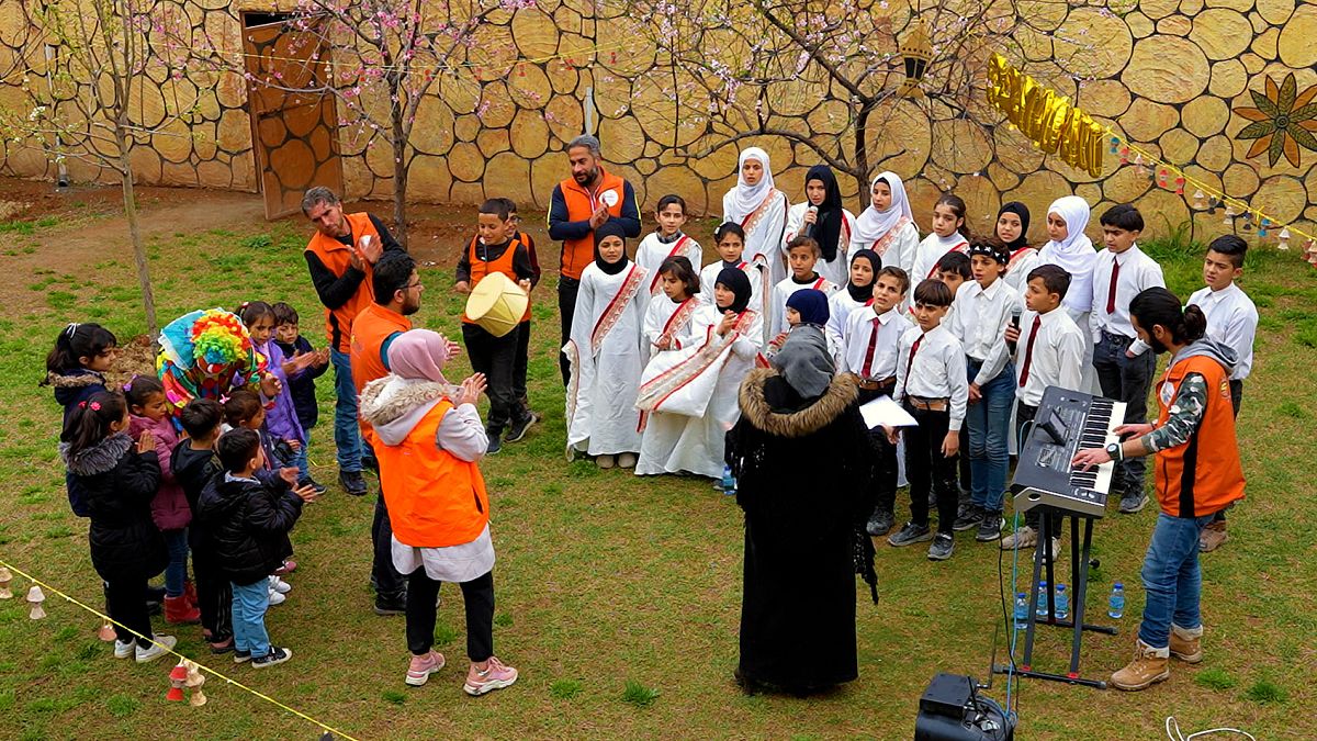 Meet the Syrian couple bringing joy to displaced children during ...