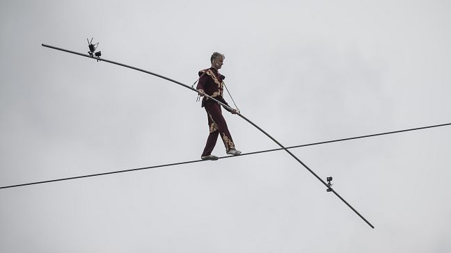 Hungarian high-wire artist pulls off daring stunt over the Danube ...