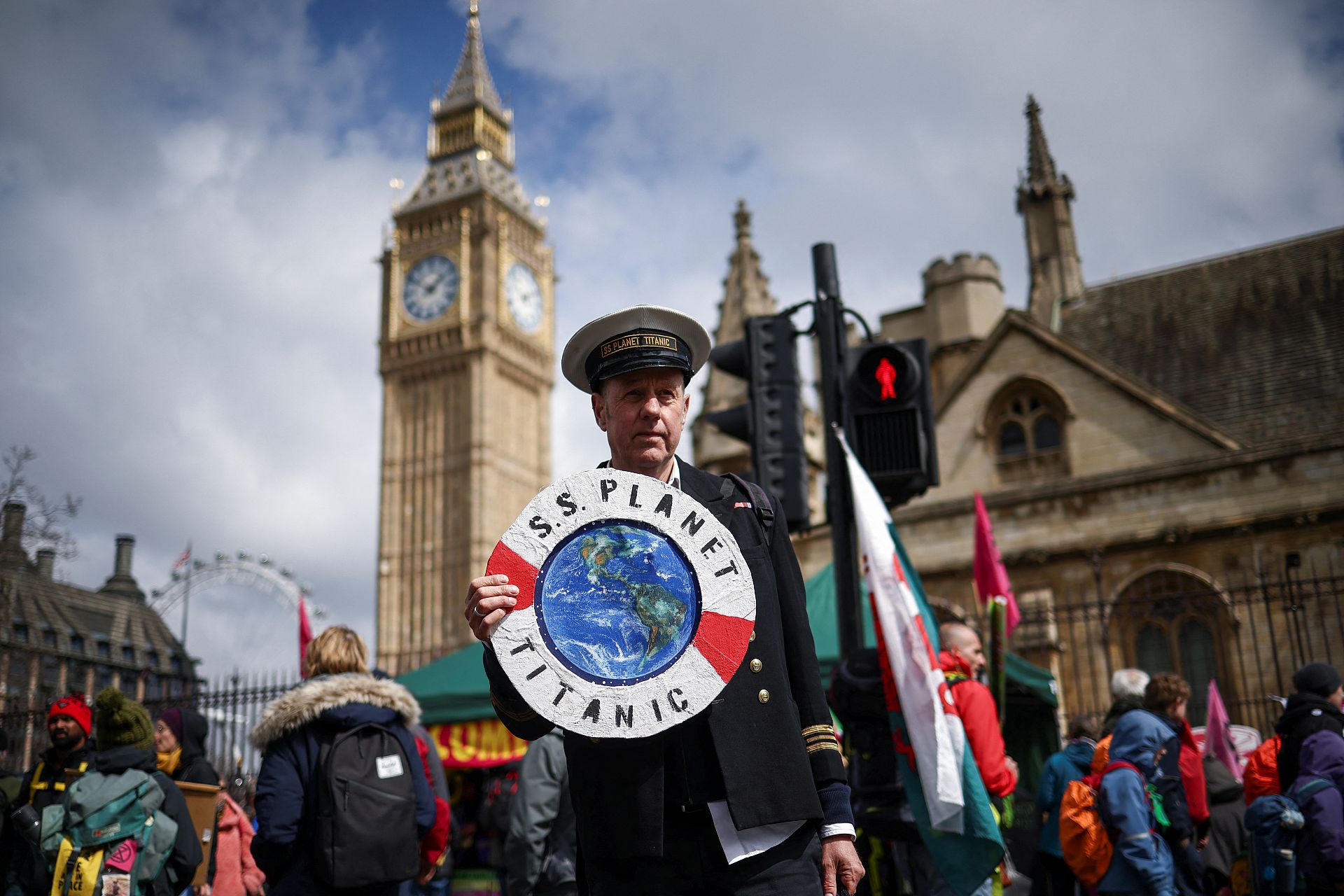 In pictures: Thousands of people descend on London for Extinction ...
