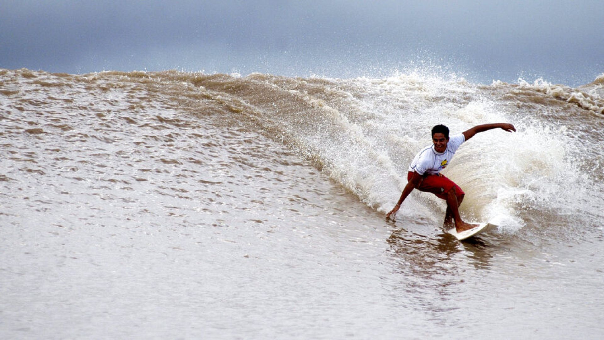 Video. WATCH: surfers braving the wave during a tidal surge in Brazil ...