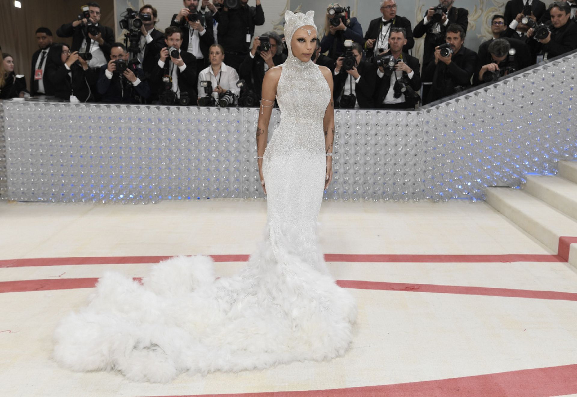 Lagerfeld macskája ihlette ruhát is magukra öltöttek a sztárok a Met ...