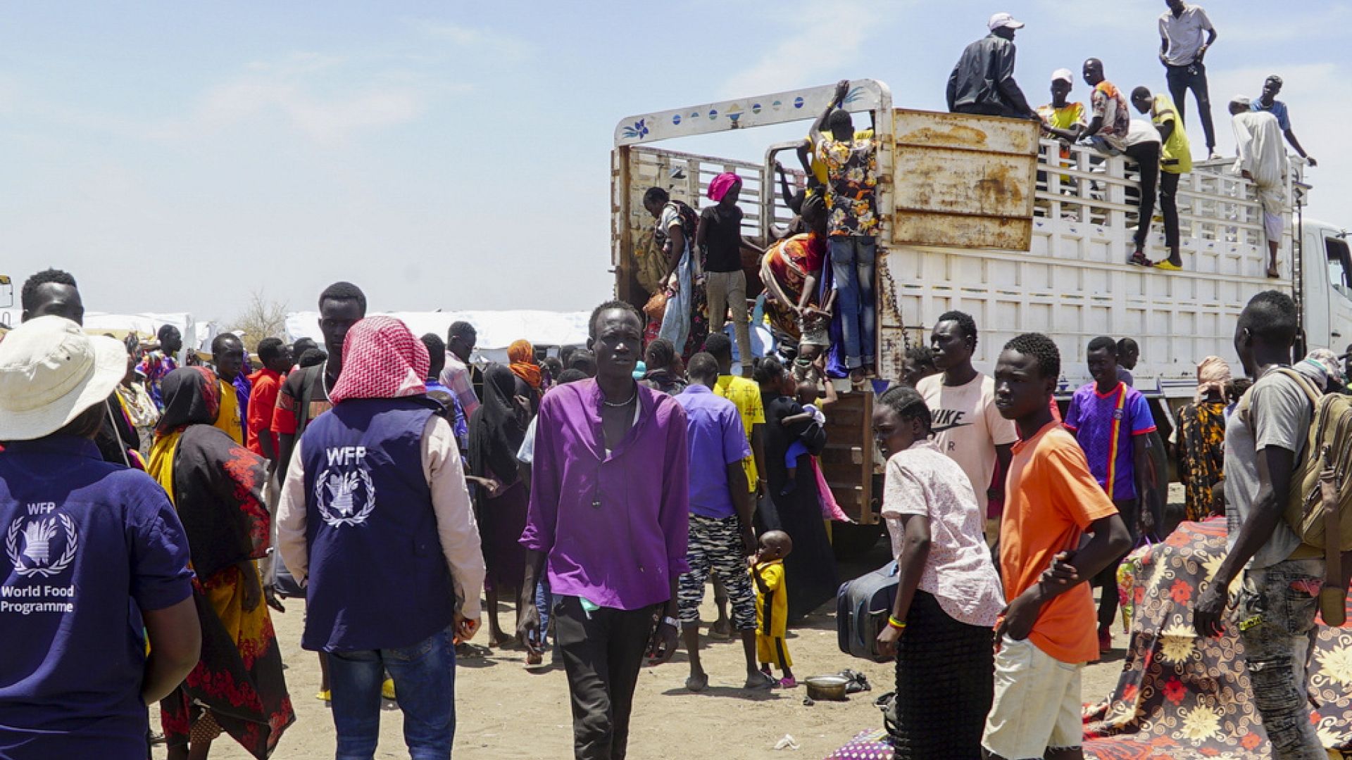 Hundreds of thousands forced to flee their homes in Sudan amid fighting ...