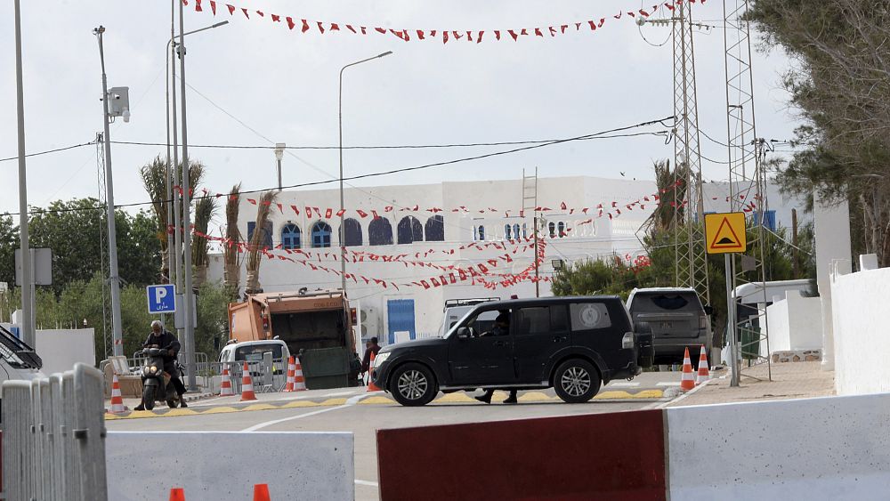 سعيّد يسعى للـ"طمأنة" غداة هجوم أمام كنيس في جزيرة جربة خلّف خمسة قتلى ...