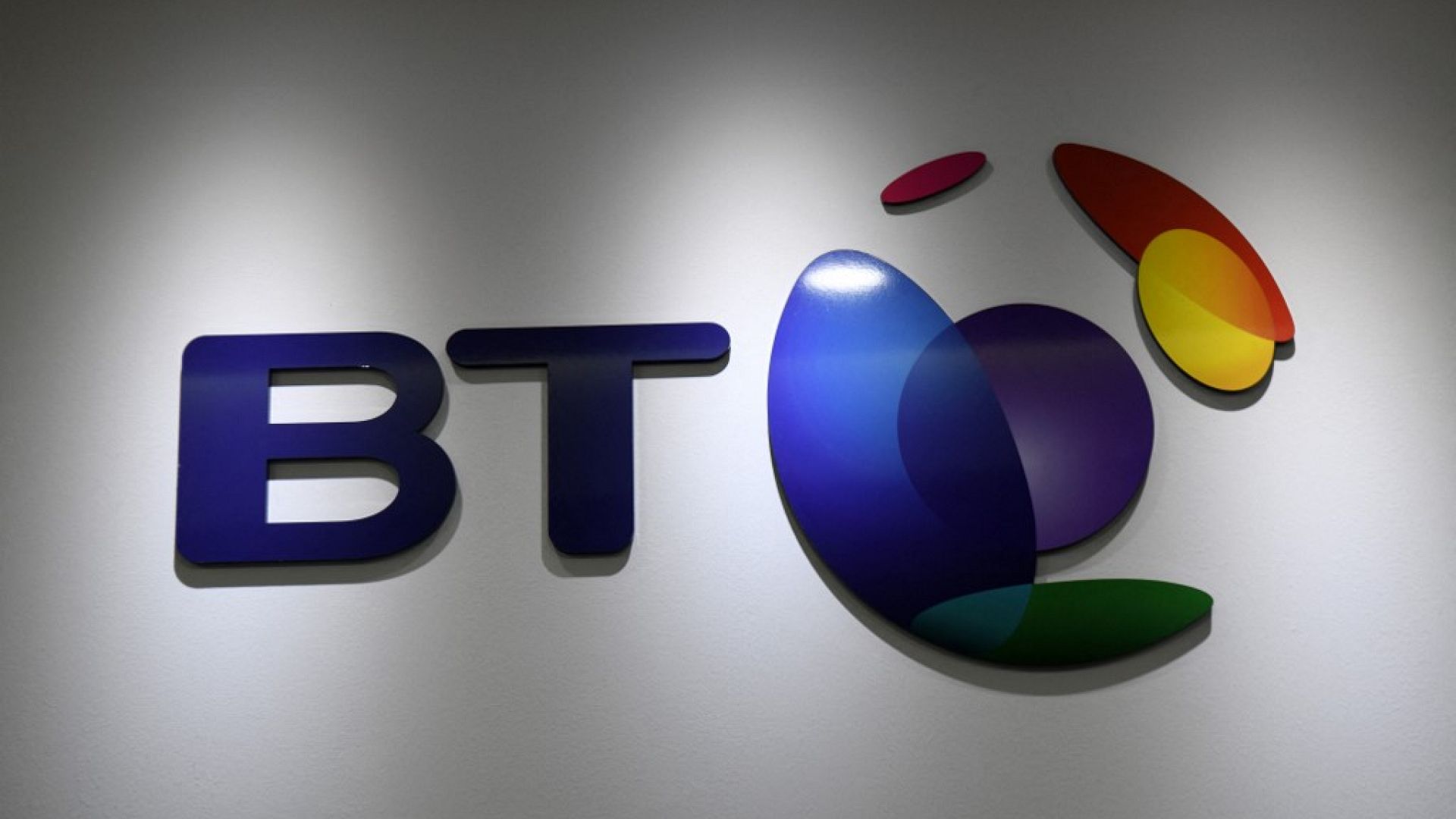 UK comms giant BT to replace some staff with AI as it cuts 55,000 posts | Euronews