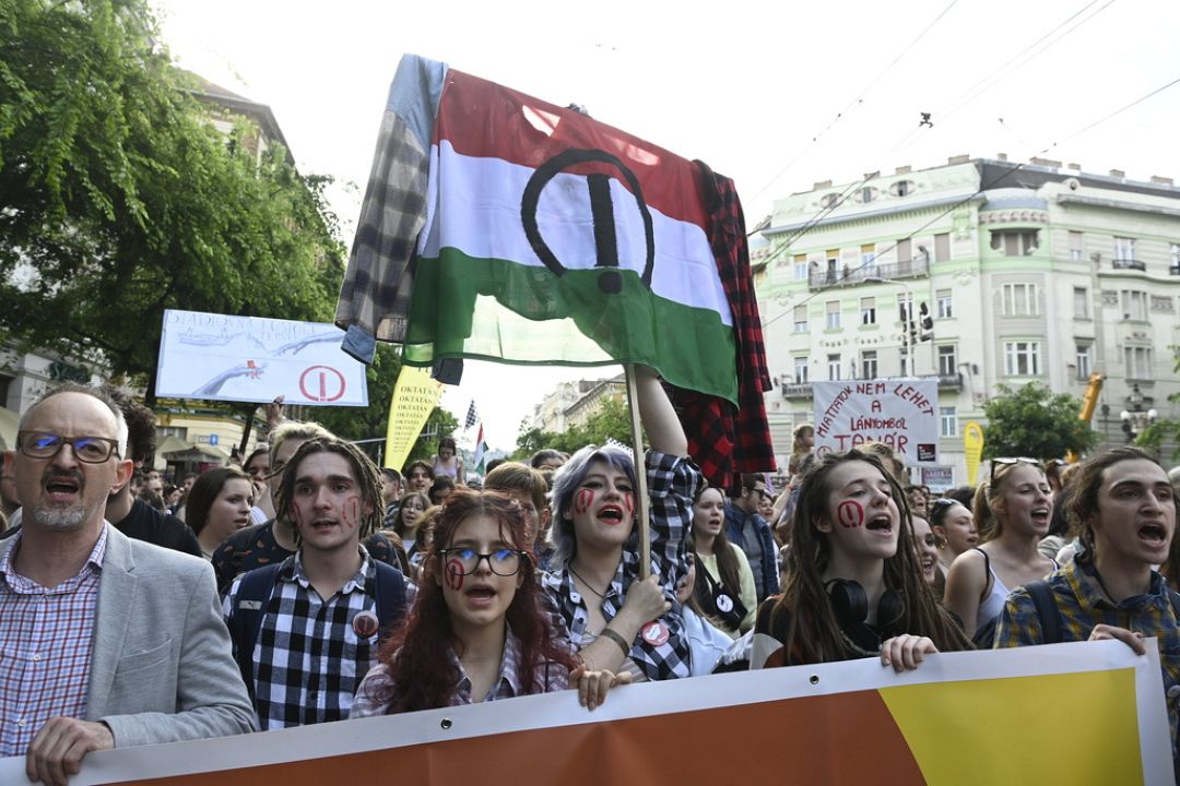 Hungarian students push for higher teacher wages in protest march ...