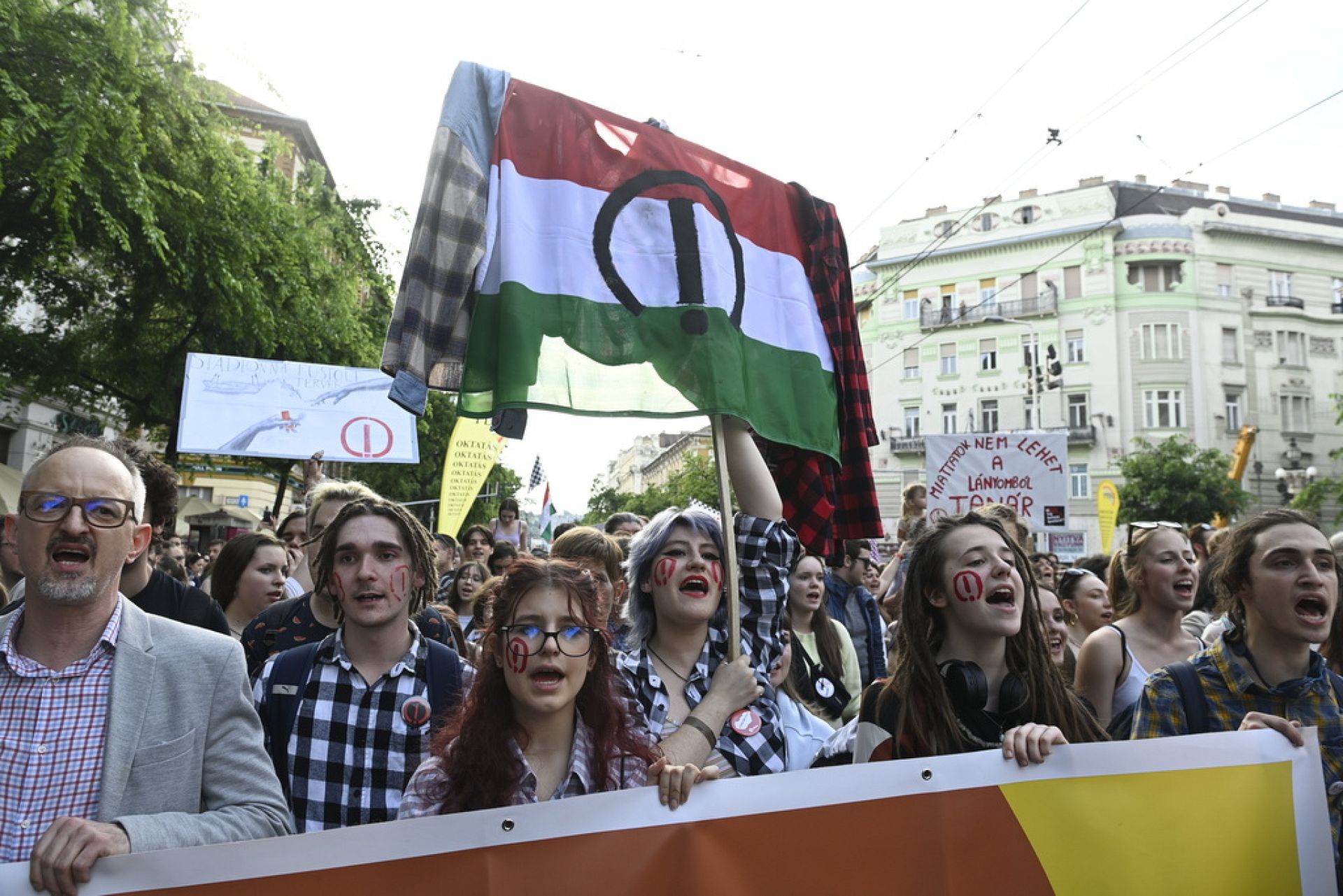 Hungarian students push for higher teacher wages in protest march ...