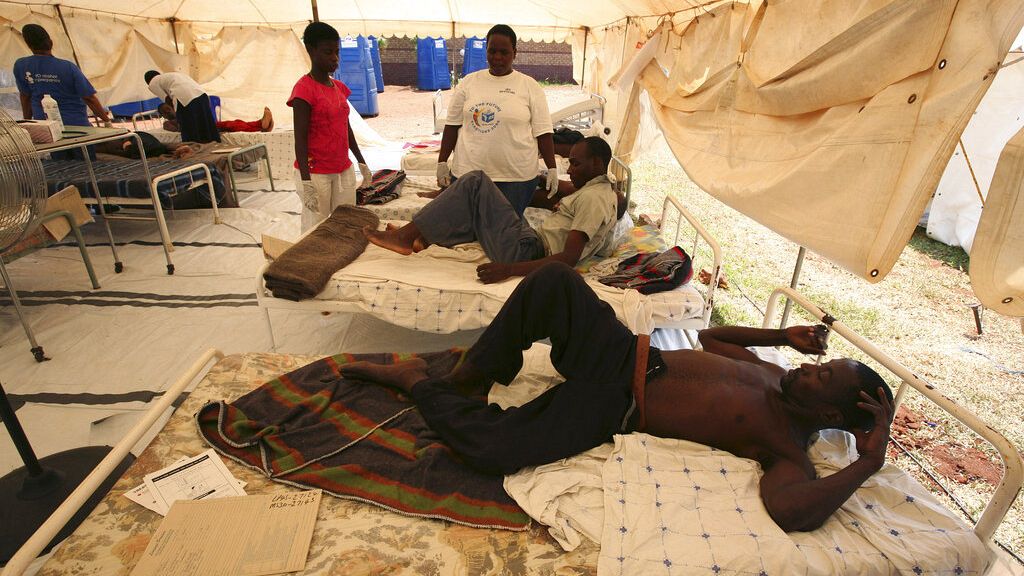 Ten dead, 37 critically ill in SA cholera outbreak | Africanews