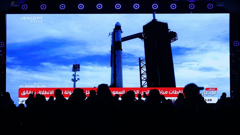 شاهد: سعوديون يتابعون بفخر انطلاق أول سعوديين إلى محطة الفضاء الدولية ...