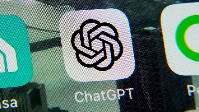 ChatGPT: What is the carbon footprint of generative AI models? | Euronews