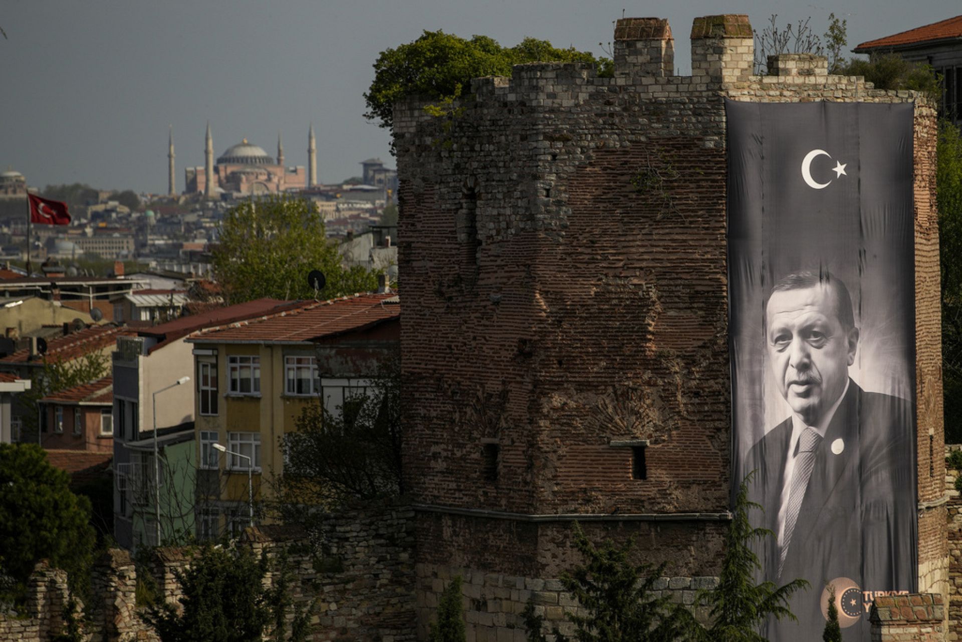 As Turkey heads to runoff presidential race, domestic issues loom large ...