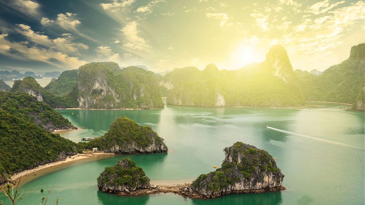 'It makes you sad’: Tourists and fishermen leave Vietnam’s Ha Long Bay ...