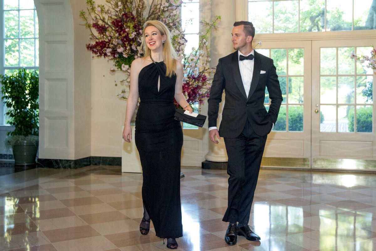 Bevonult a börtönbe a csalás miatt elítélt milliárdos, Elizabeth Holmes ...