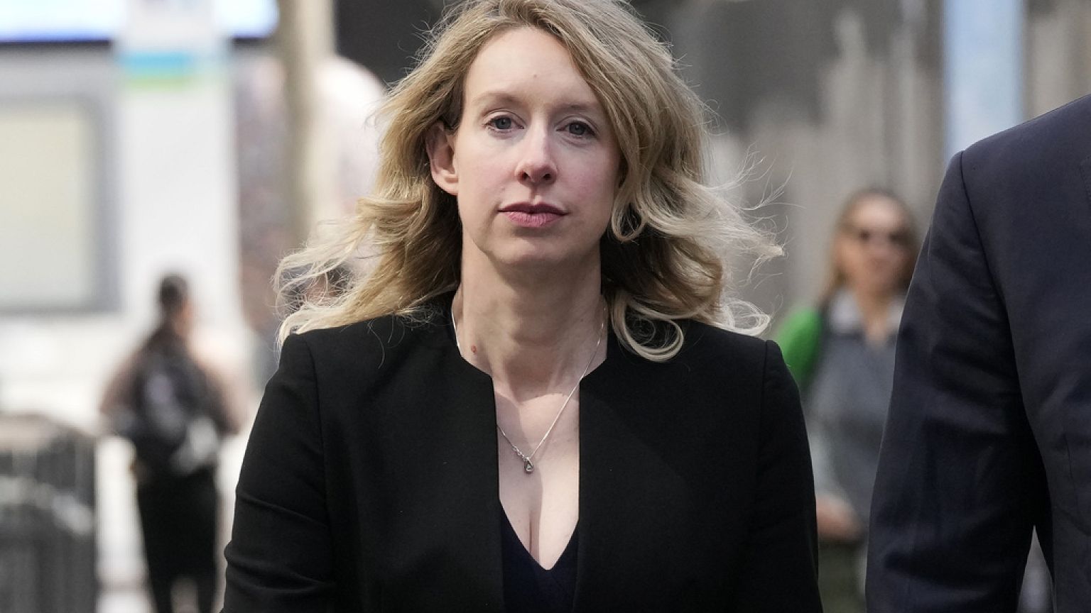 Υπόθεση Theranos: Στη φυλακή η άλλοτε «νεότερη αυτοδημιούργητη ...