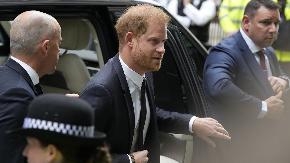 Több mint 130 év után Harry herceg az első királyi sarj a brit bíróság ...