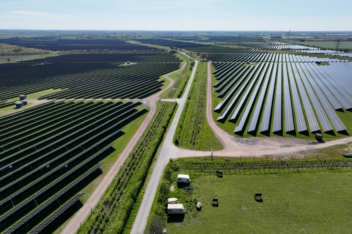 Wind and solar overtake fossil fuels in the EU as energy transition hits ‘hyperdrive’ | Euronews