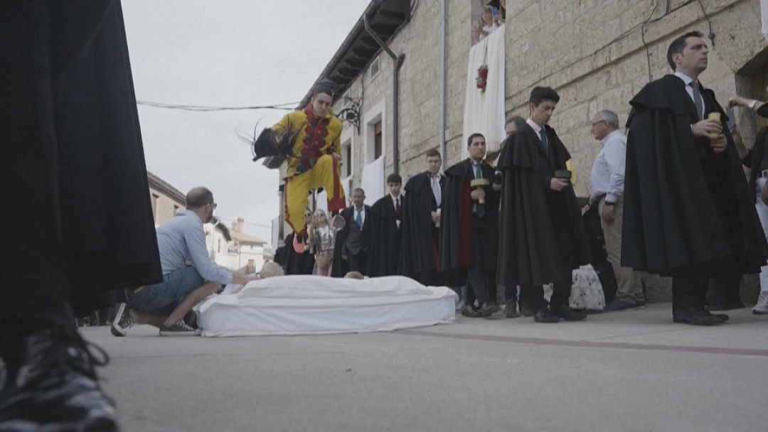 Vídeo. "El Colacho", la tradición española en la que saltan a los bebés ...
