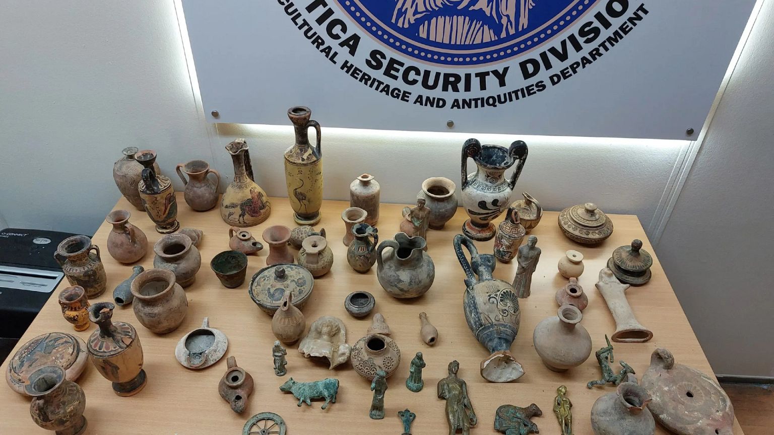 Πλήθος αρχαίων αντικειμένων εντοπίστηκαν στην Πάρνηθα | Euronews