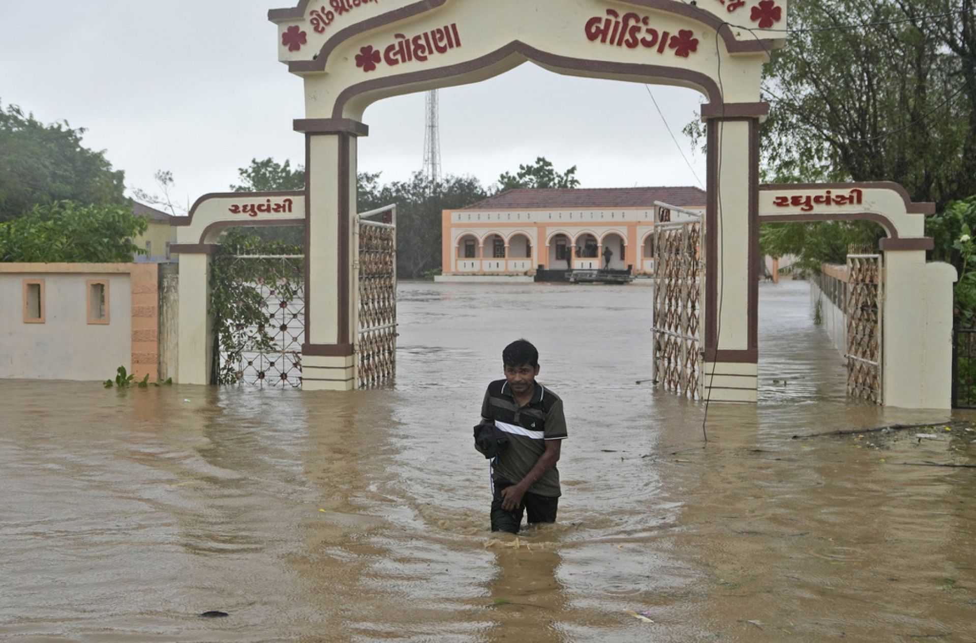 More than 175,000 people evacuate as Cyclone Biparjoy makes landfall in ...