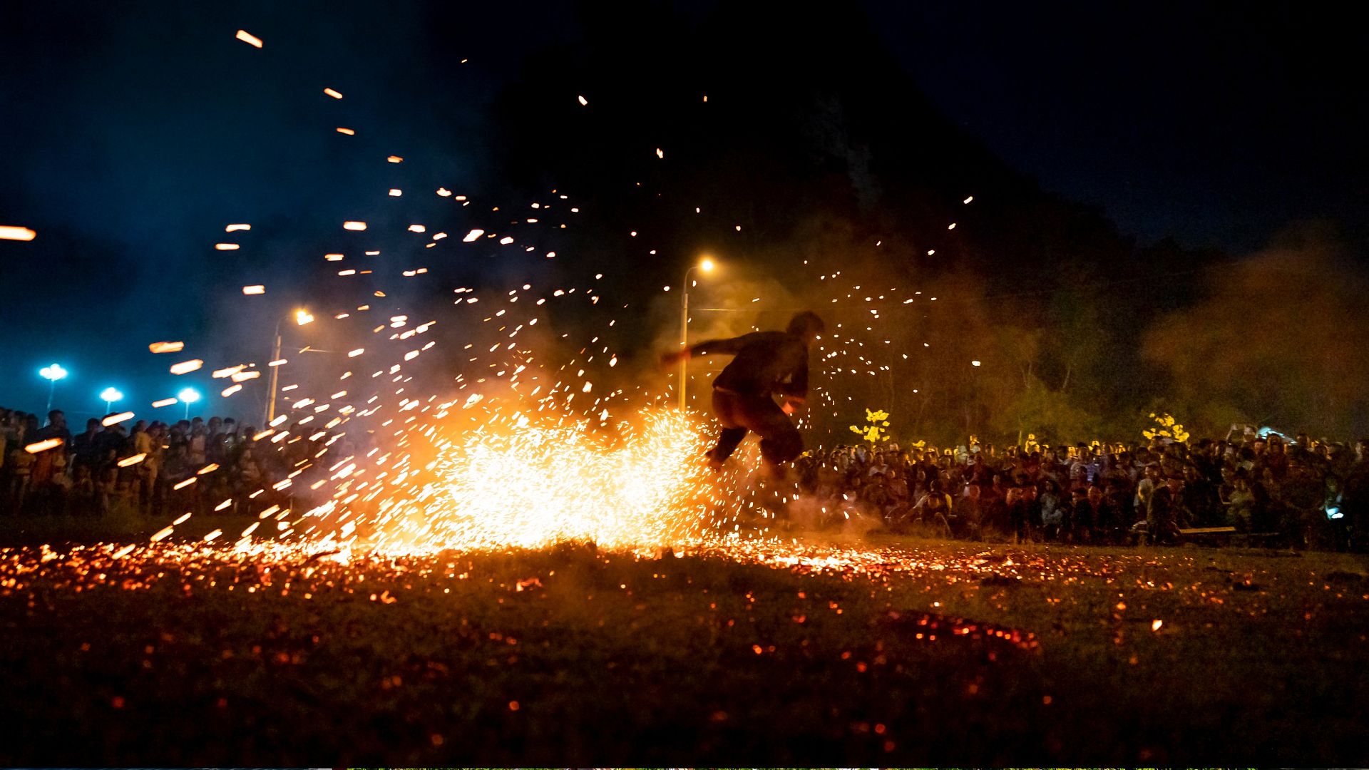 Saltos na fogueira e banhos de mar: como a Europa celebra o solstício ...