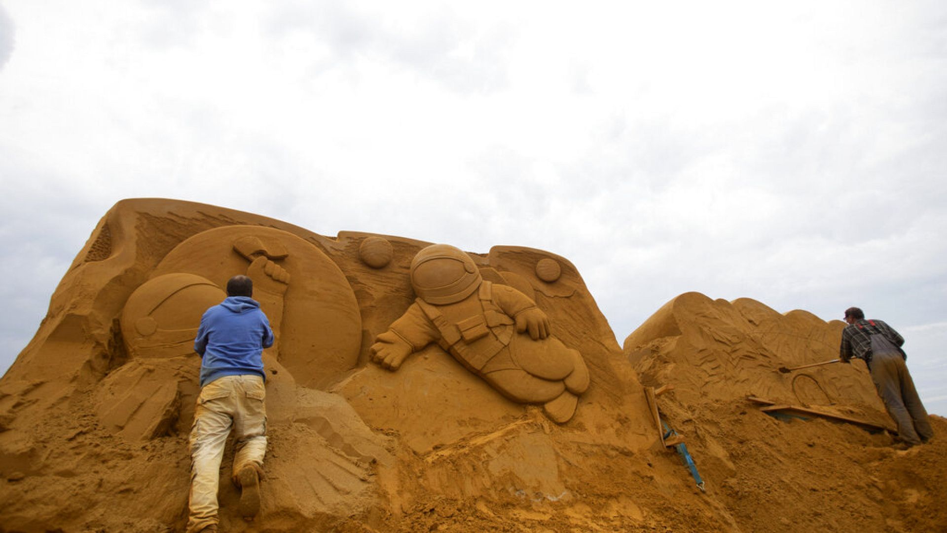 Video. Sand sculptors get ready for annual festival | Euronews