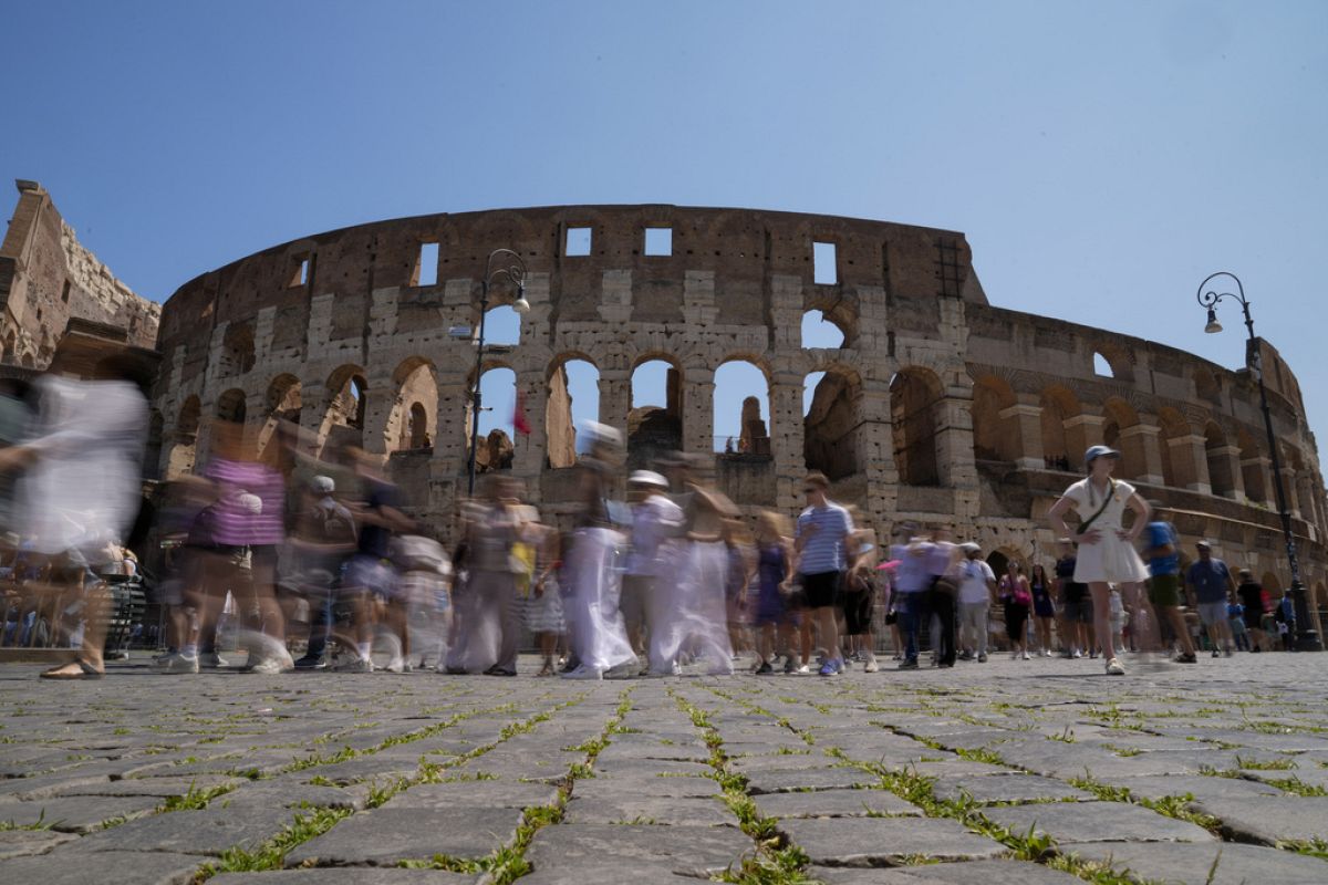 Tourist who carved name in Colosseum identified by Italian police ...