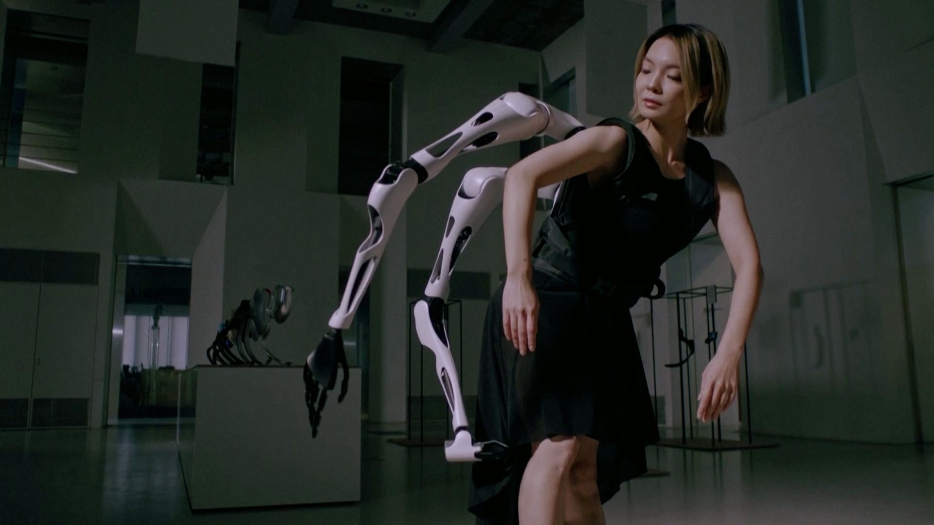 Video. Watch: Japanese scientists develop wearable robot with 6 bionic arms | Euronews